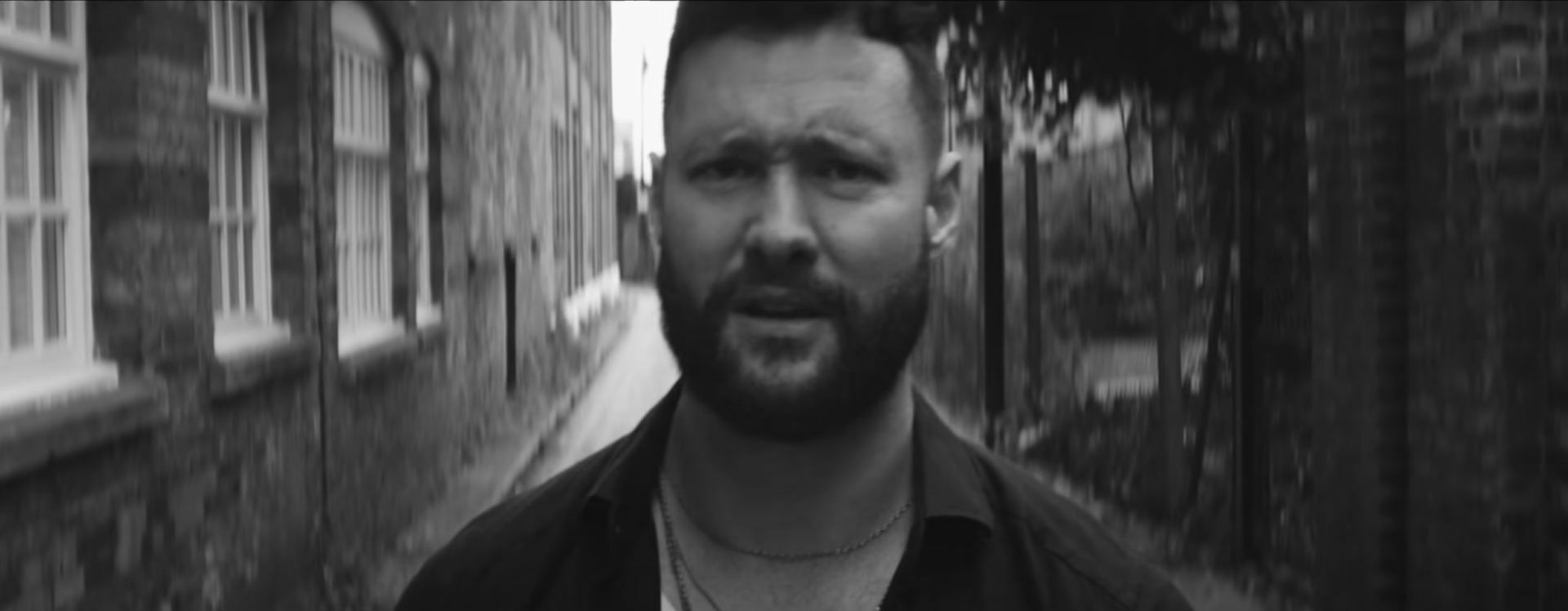 Calum Scott lança "Bridges", seu segundo álbum da carreira